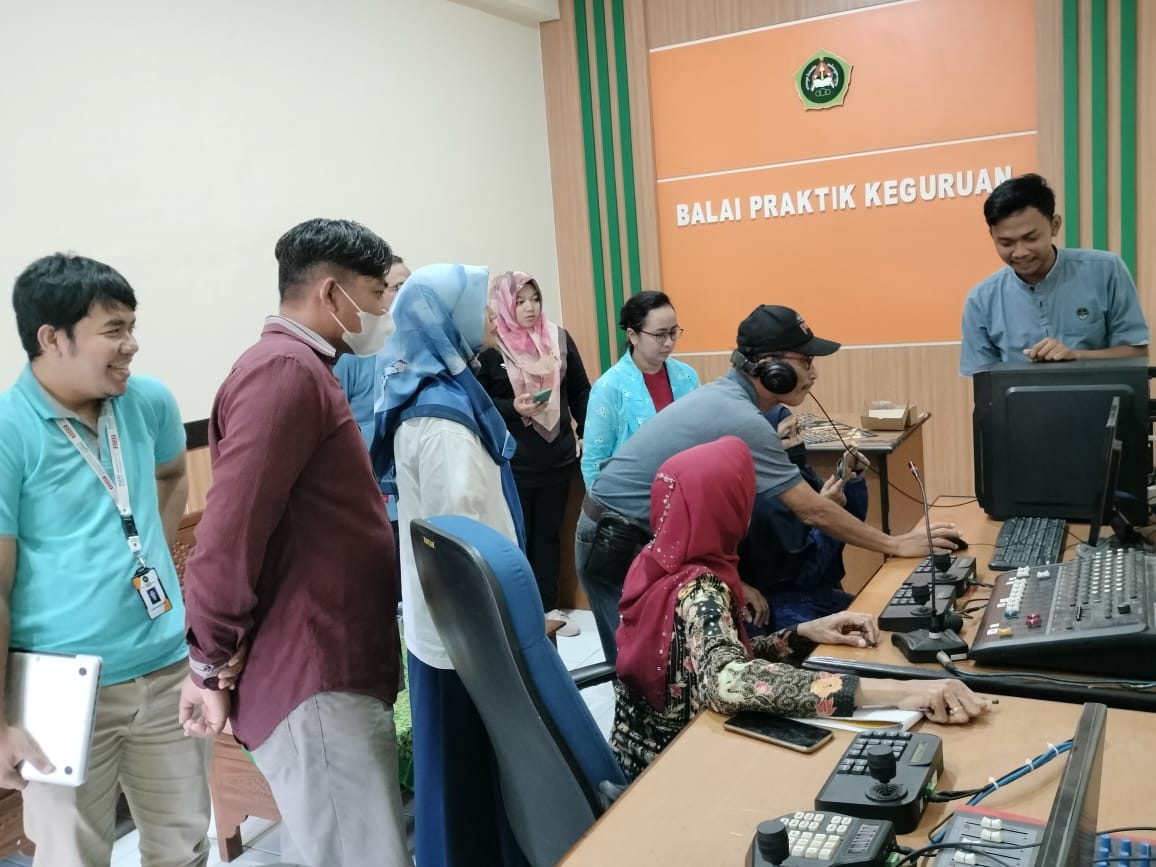 Sosialisasi Panduan dan Pelatihan Penggunaan Perangkat Microteaching ...