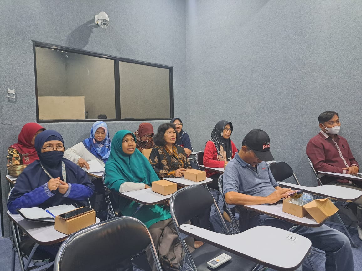 Sosialisasi Panduan dan Pelatihan Penggunaan Perangkat Microteaching ...